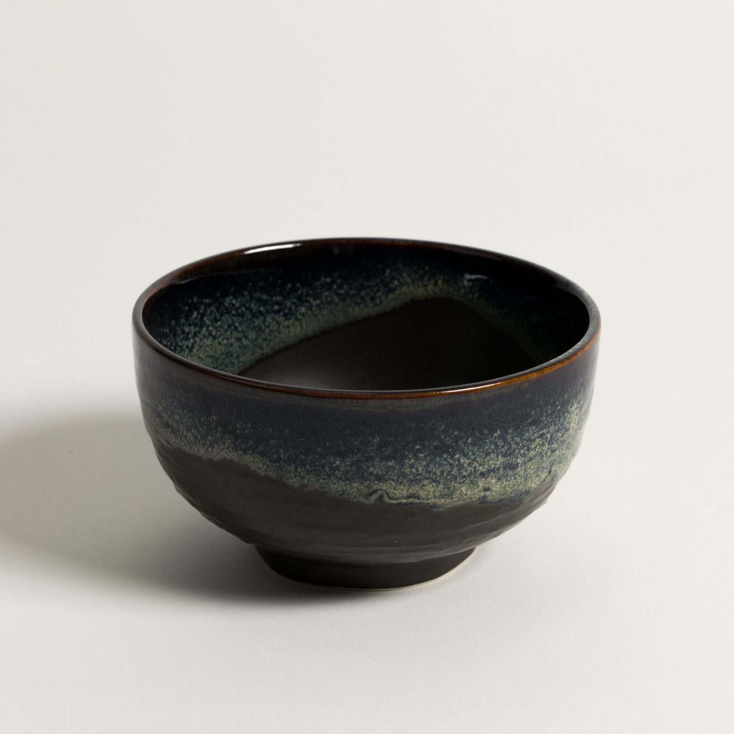 Bol noir mat Corole Bleue en porcelaine - IKAT objets du Japon et d'Asie